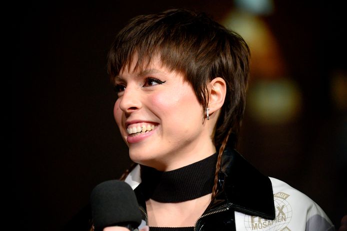Mia Nicolai kondigt eerste show na songfestival aan | Show | AD.nl