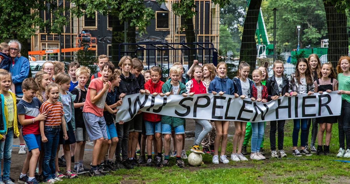 Leerlingen van basisschool De Wingerd in Twello starten vakantie met ...