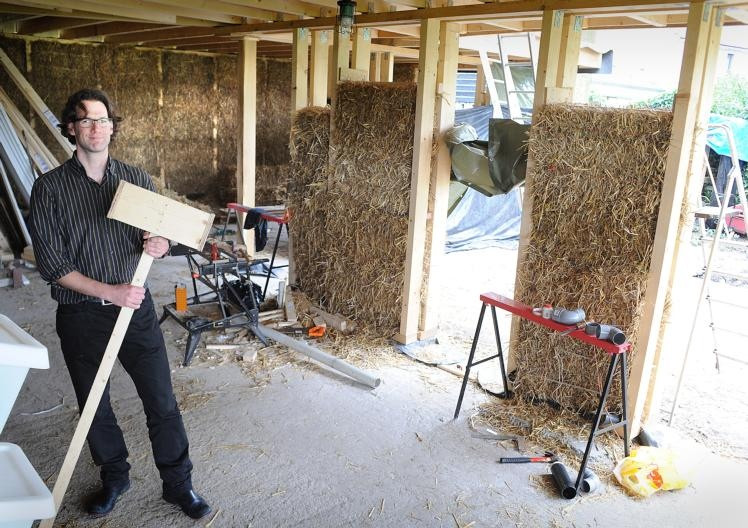 Natuurlijk bouwen met hout en strobalen | Foto | AD.nl