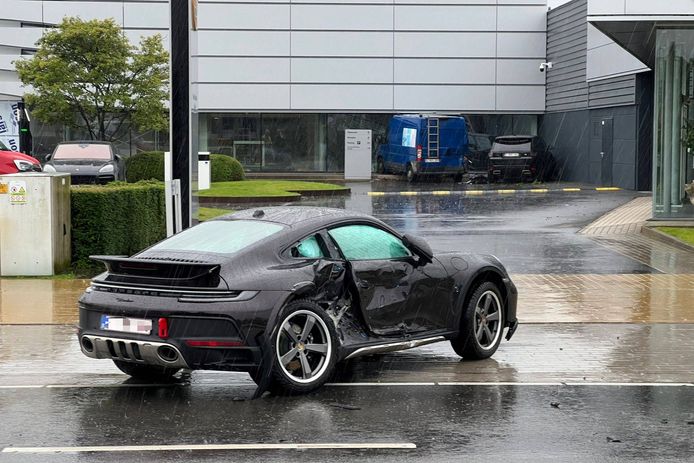 Porsche deelt in de brokken bij ongeval in Knokke: “Gebeurde ter hoogte ...