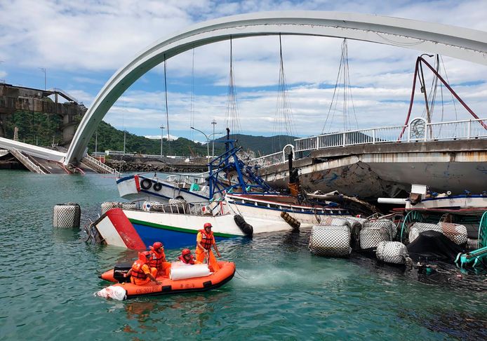 Les images impressionnantes de l'effondrement d'un pont à Taïwan ...