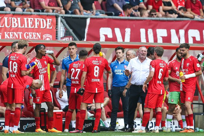 Vertrekkende Ron Jans gaat nog één keer een elftal samenstellen bij FC Twente | Nederlands ...