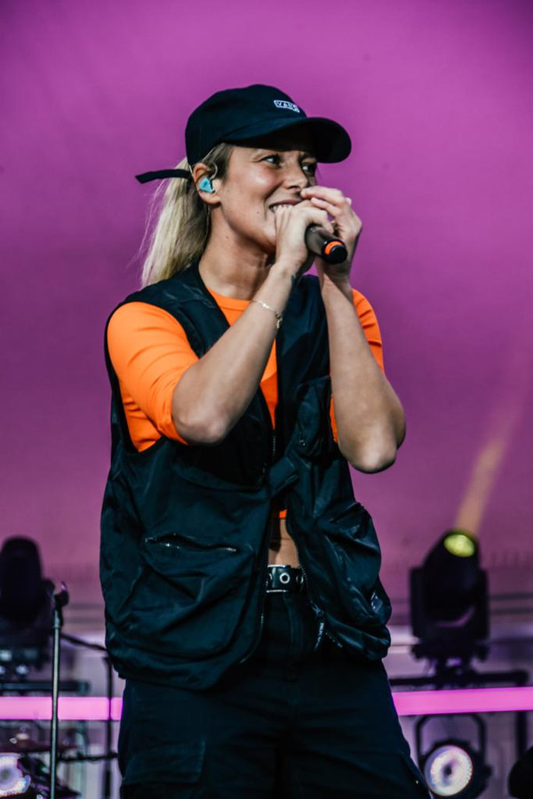 Zangeres Sera zet haatreacties om in grote hit en start met eerste tour ...