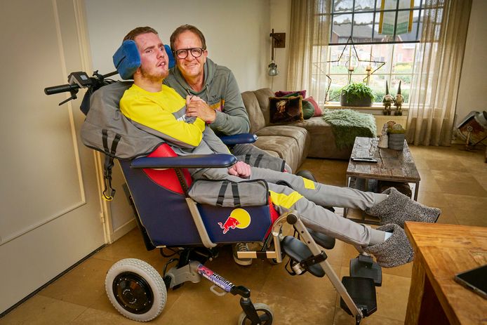 De auto van Leandro werd verpulverd door een boom, zijn toekomst ook ...