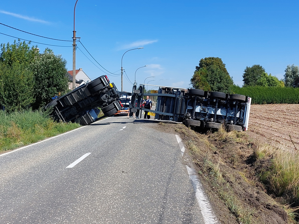 N462 tussen Bavegem en Westrem versperd door gekantelde vrachtwagen ...