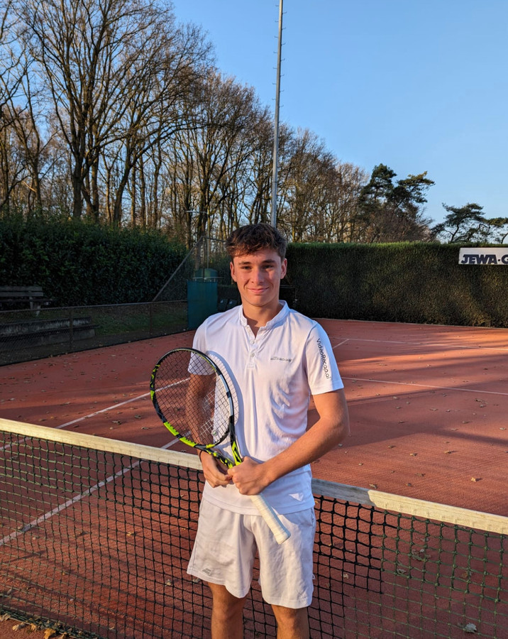 16-jarig tennistalent maakt zich na NK op voor profloopbaan: ‘2024 zal ...
