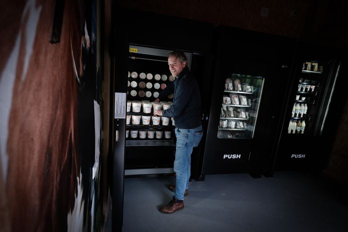 Een automatiek met allerlei voedsel; bij boer Pelgrom gaat het net even ...