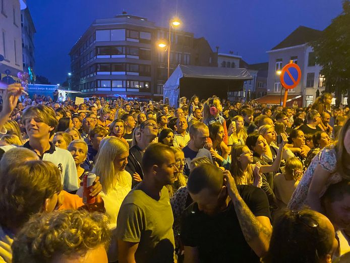 Overvolle Markt voor Pommelien Thijs tijdens Wieltjesfeesten, politie ...