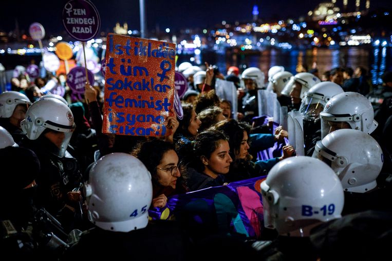 Tientallen vrouwen gearresteerd in Istanbul tijdens demonstratie tegen ...