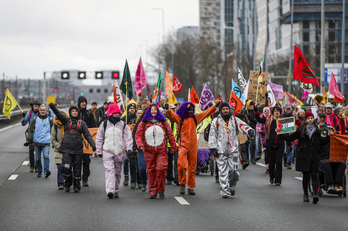 Ruim 100 arrestaties na XR-demonstratie op de A10, circa 30 zitten nog ... Ruim 100 arrestaties na XR-demonstratie op de A10, circa 30 zitten nog ...