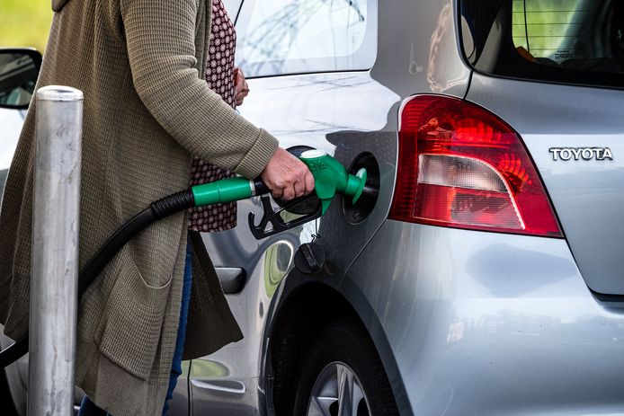 Benzine en diesel voor het eerst in lange tijd weer onder de 2 euro per ...