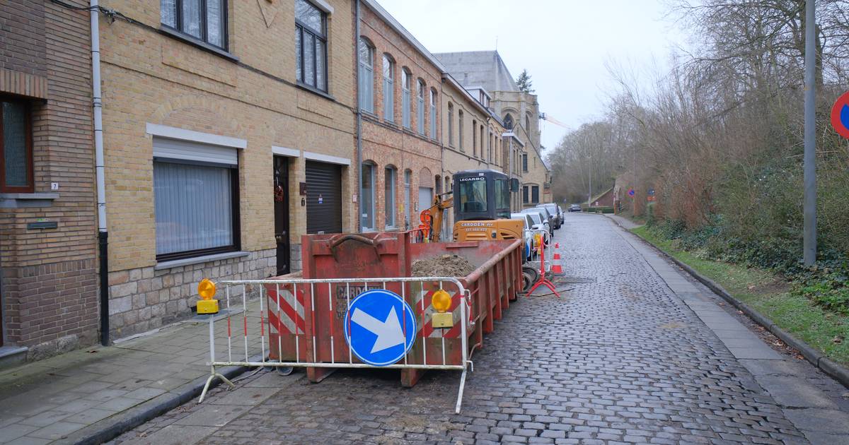 Wegdek wordt hersteld in Aalmoezenierstraat | Ieper | hln.be