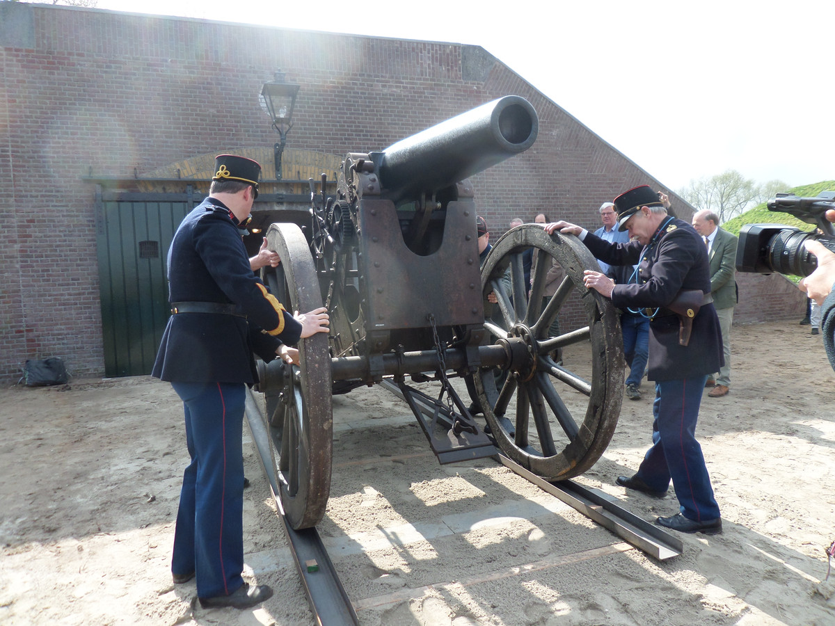 Origineel kanon uit de Eerste Wereldoorlog op Fort Giessen | Foto | AD.nl