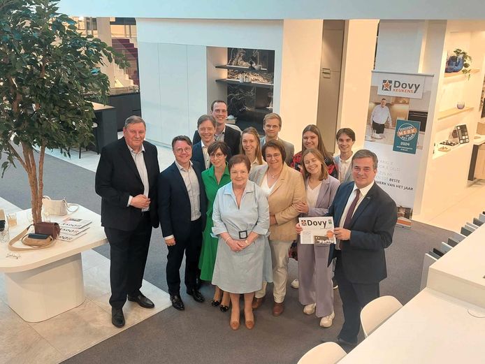 NET OPEN. Donald Muylle stelt grootste toonzaal van Dovy Keukens in ...