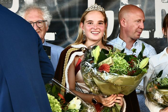 Joni Vantomme (20) is de nieuwe Tabaksfee, in de voetsporen van haar ...