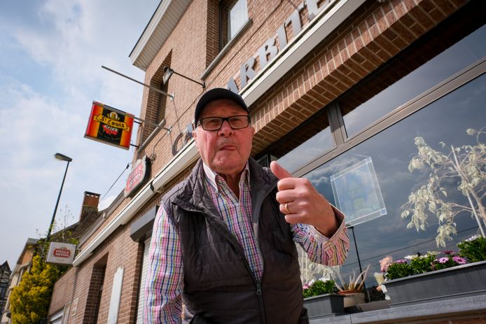 Charmezanger Remy Ray drinkt eerste pintje op terras café Den Arbiter ...