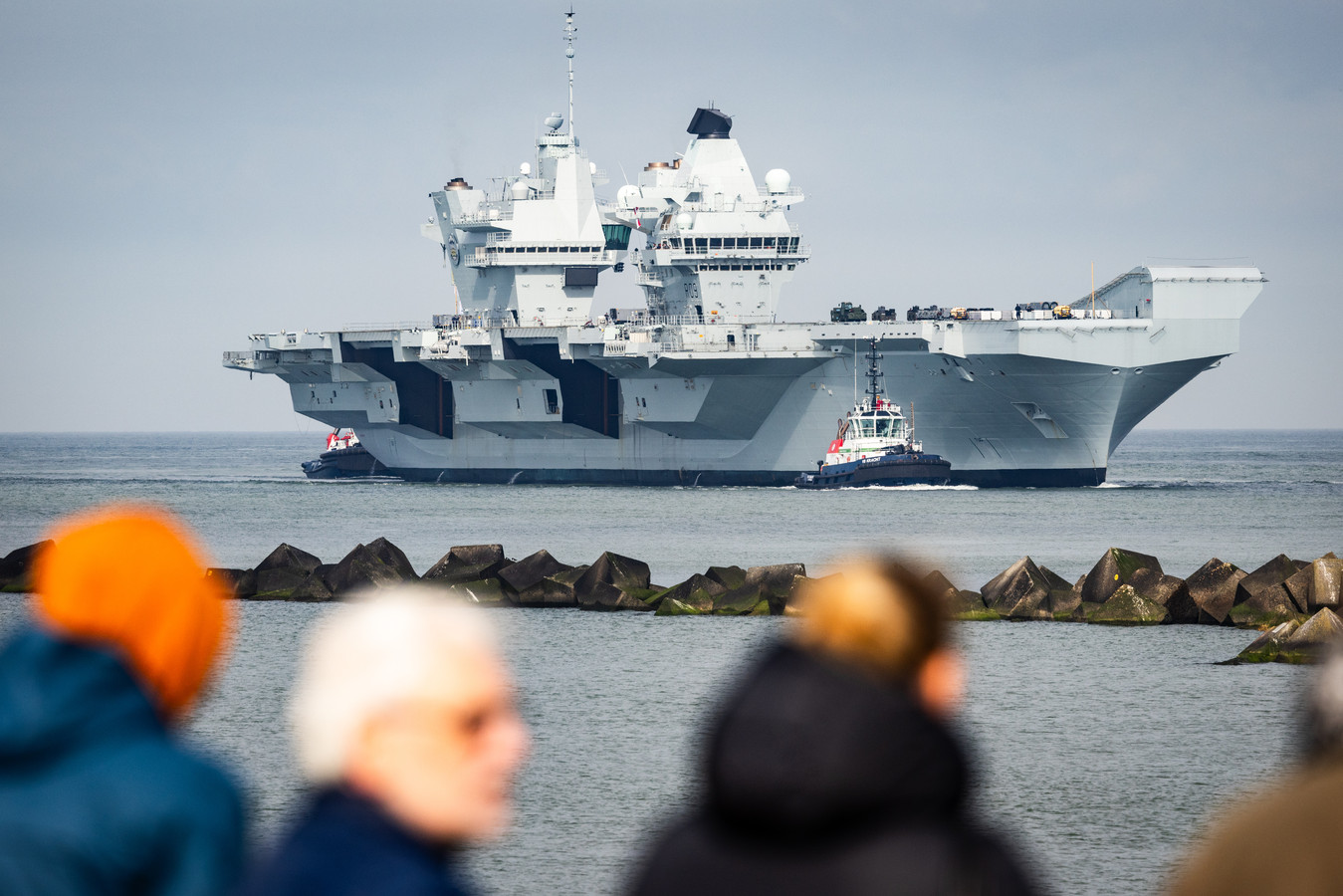 Brits vliegdekschip vertrokken uit haven van Rotterdam | Foto | AD.nl