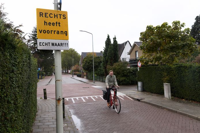 Deze borden moeten onoverzichtelijke kruising veiliger maken: ‘RECHTS ...