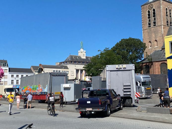 Reuzen verwelkomen kermiswagens op Grote Markt | Turnhout | hln.be