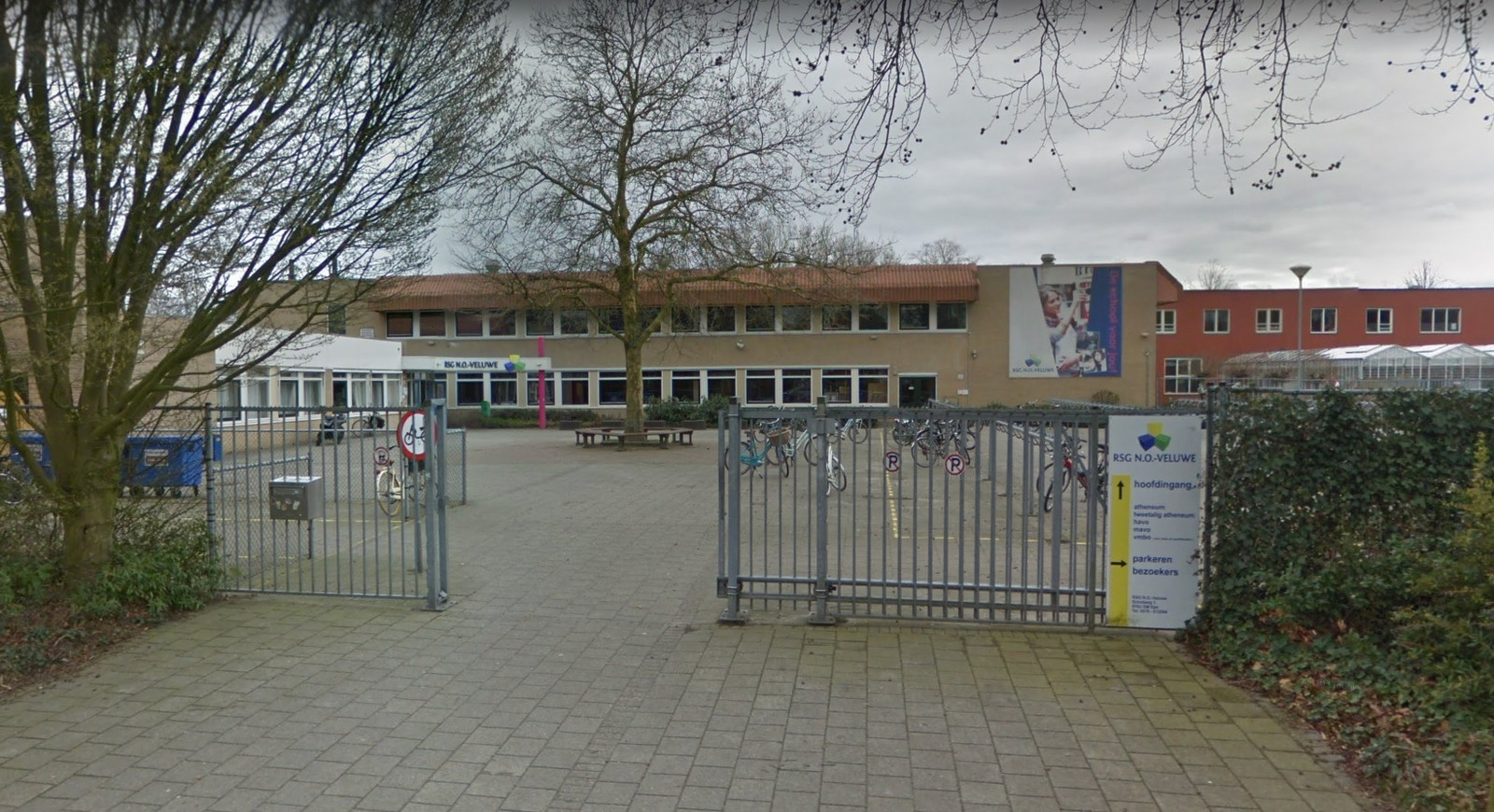 Leerling gaat ondanks corona-test toch naar school, andere scholieren ...