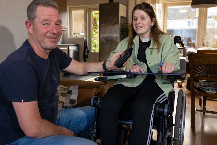 Maartje (19) brak haar nek, raakte verlamd en maakt er nu een podcast ...