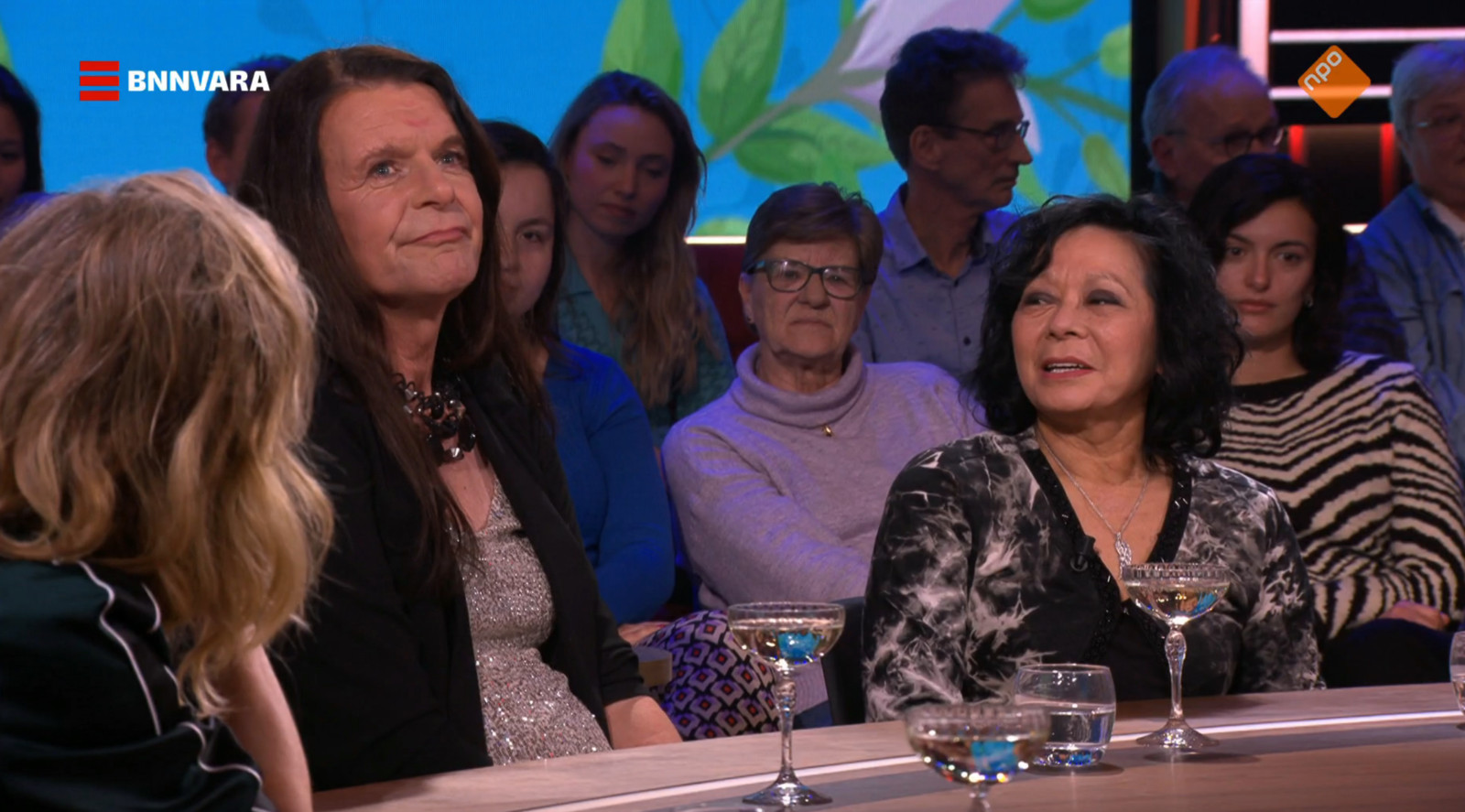 Ashley vraagt grote liefde Corrie ten huwelijk in Khalid & Sophie ...