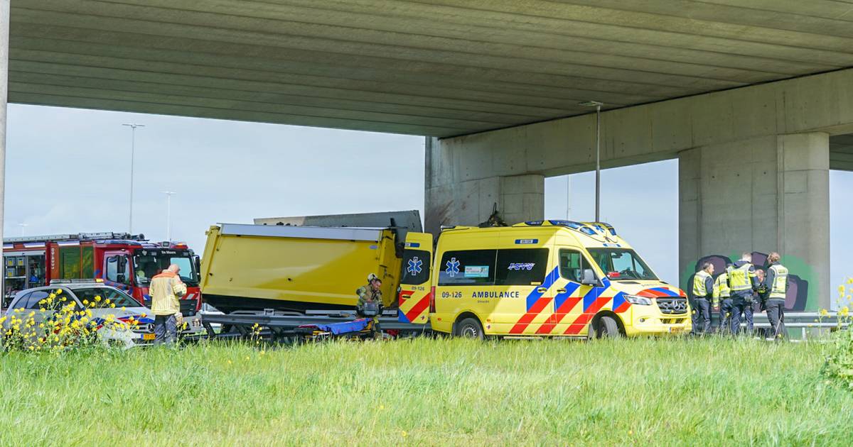 Brandweer bevrijdt beknelde vrachtwagenchauffeur na ongeval bij ...