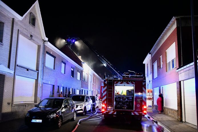 Kenny wil ’s nachts nog iets klaarmaken, maar dan schiet de pot plots ...