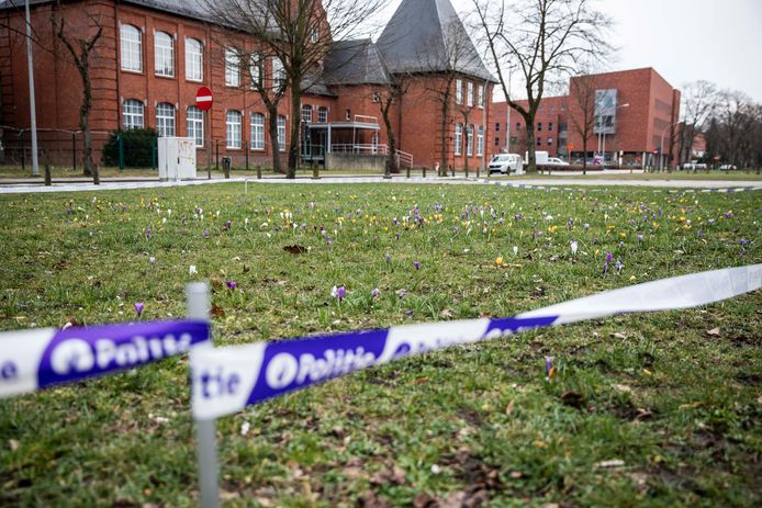 Politie spant lint rond perkje om bloemetjes te beschermen | Genk | hln.be
