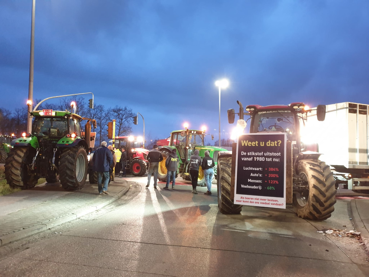 Boeren protesteren aan kruispunt bij distributiecentrum Delhaize in ...