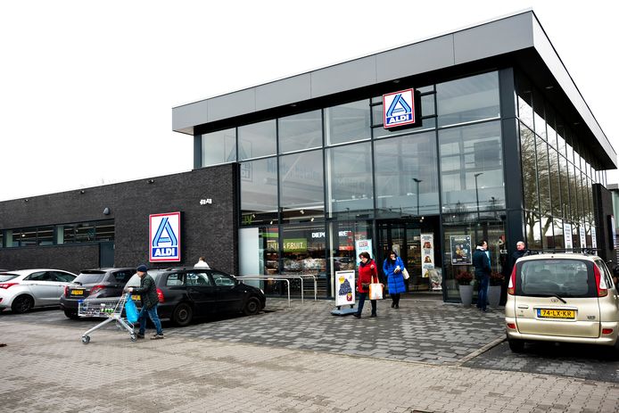 Moet gloednieuwe Aldi weg? Winkel 1,5 meter te dicht op perceelgrens gebouwd | De Ronde Venen ...