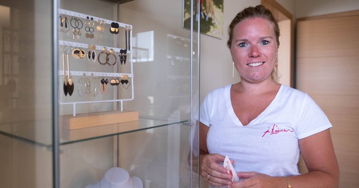 Evi ontwerpt juwelen voor 20-tal boetieks en kapsalons: “Als kind al ...