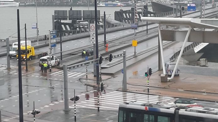 Man blokkeert trambaan op de Erasmusbrug, aangehouden vanwege rijden ...
