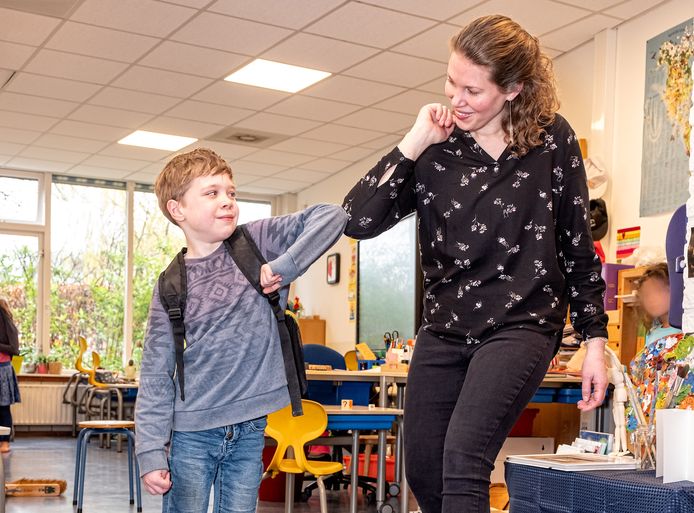 Geen handen schudden? Een elleboog of voetje werkt óók, weten ze op ...