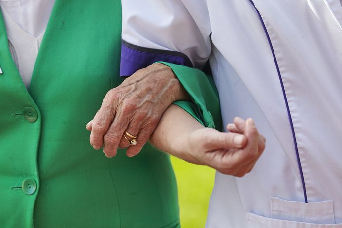 Administratie doen in de zorg? Doe dat lekker zelf maar! | Opinie | AD.nl