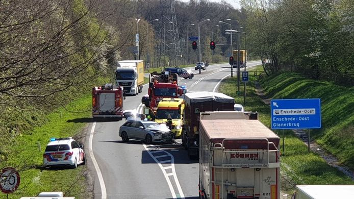 N35 bij Enschede in beide richtingen dicht na ongeluk tussen auto en vrachtwagen | Enschede ...