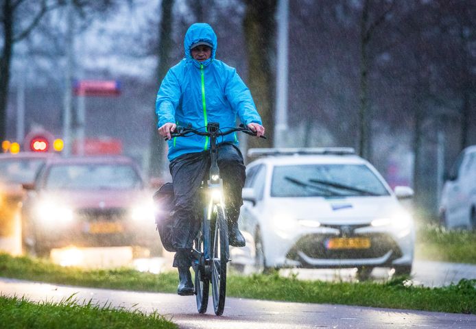 Regen komt met bakken uit de lucht, pompen ingezet, maar brandweer ...