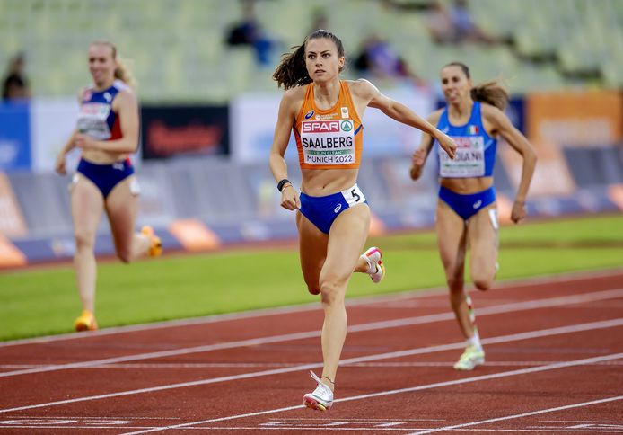 Eveline Saalberg begint in finale 4x400 meter, waarin Femke Bol haar ...