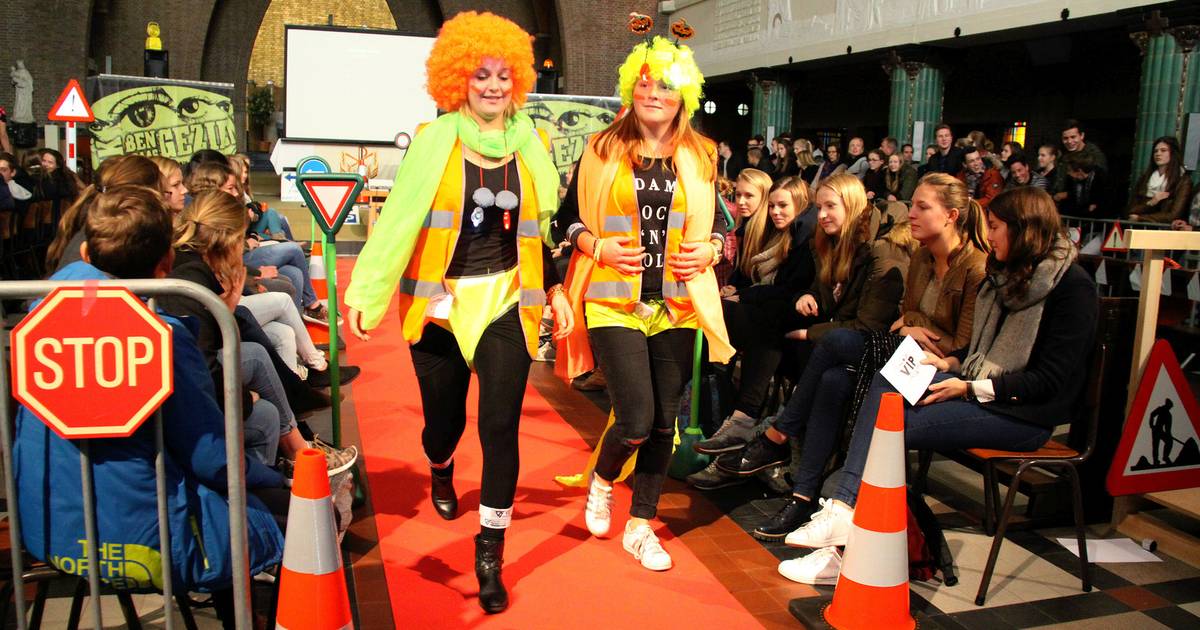 Leerlingen showen fluo-kledij | Hoogstraten | hln.be