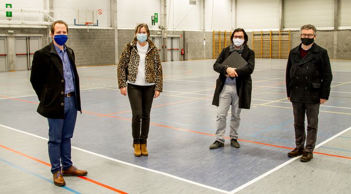 Inwoners Klein-Brabant krijgen coronavaccin in Sport- en Evenementenhal ...