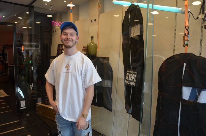 Modeontwerper Sam (24) stelt nieuwe collectie voor in start-upwinkel ...