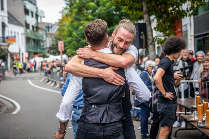 JENEVERFEESTEN. Borrelglaasjes vullen en snelwandelen... Duizenden toeschouwers volgen ...