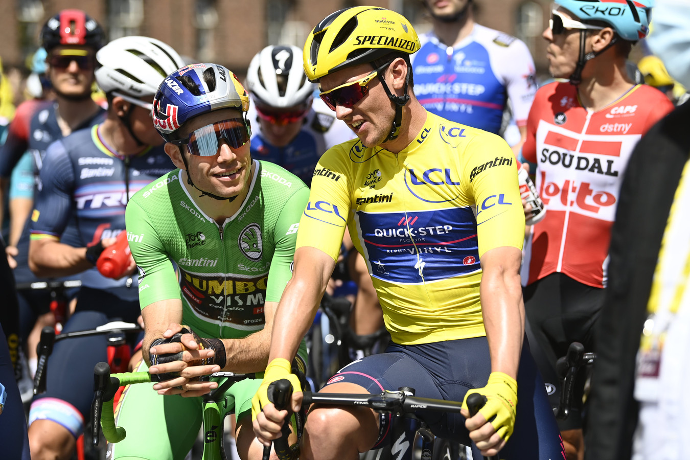 Jakobsen coiffe van Aert au poteau: le Belge se console avec le maillot ...