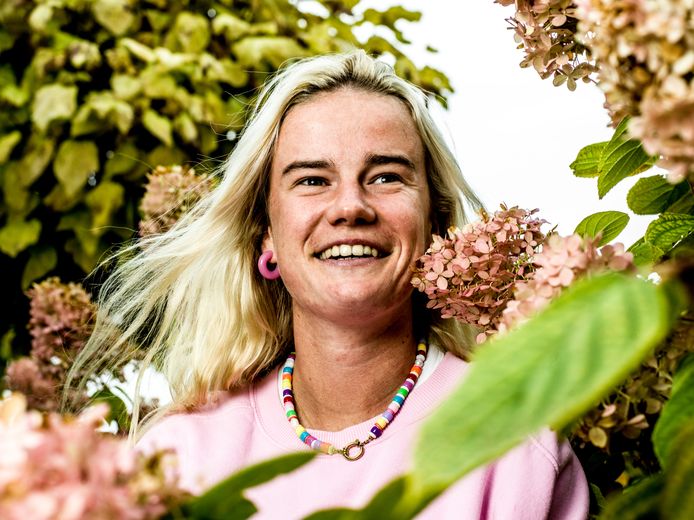 Influencer Elodie Gabias (27) krijgt boete en rijverbod voor rijden ...