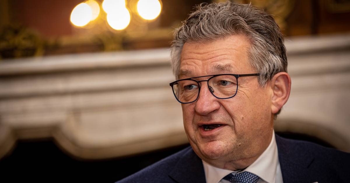 Brugs burgemeester Dirk De fauw in quarantaine na contact met besmette ...