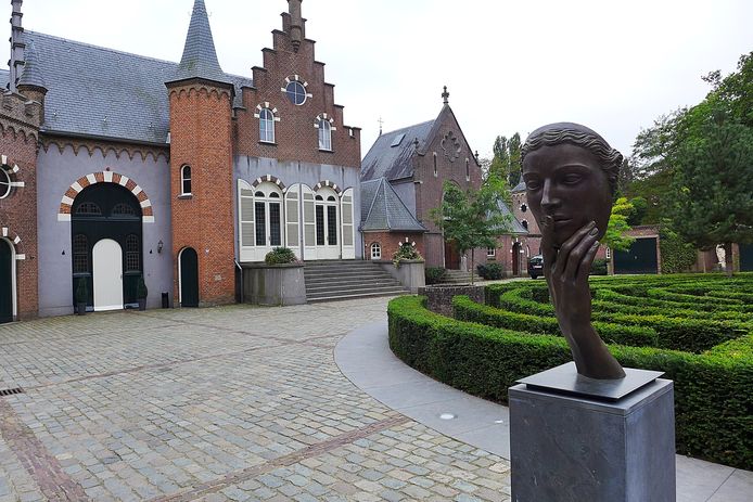 Kasteel Stapelen in Boxtel gaat in de stille verkoop | Boxtel | bd.nl