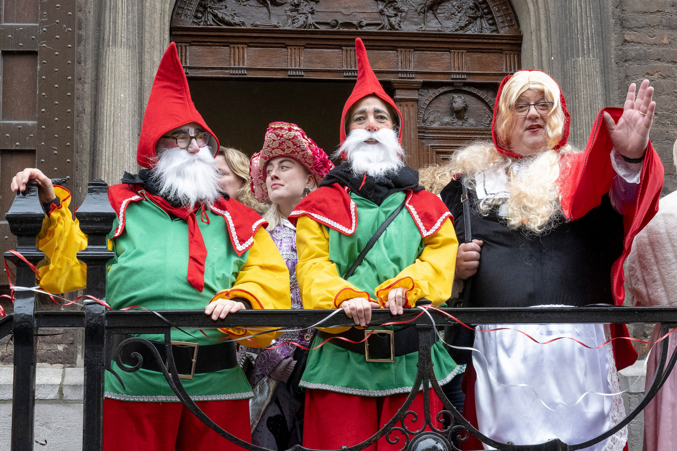 Hubert Bruls verruilt met carnaval strak pak voor outfit als Roodkapje ...