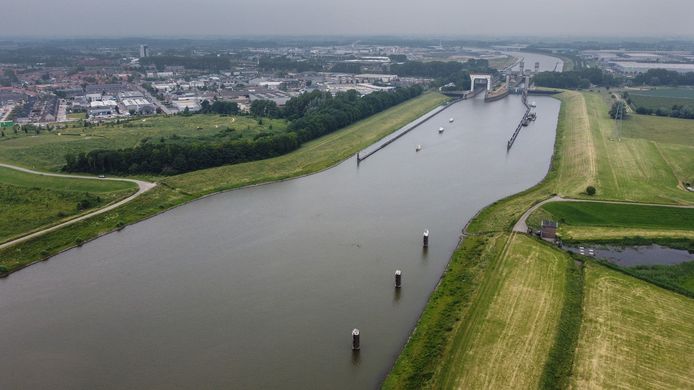 Pleidooien voor fietsbrug bij de sluis van Tiel- en een treinstation ...