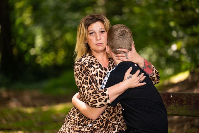 Angelique (42) getuigt over de Zelzaatse bende die haar zoon (13) te ...