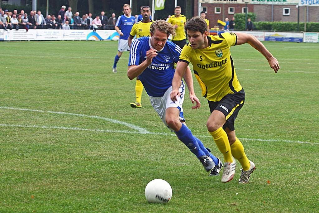 Halsteren lijdt pijnlijke nederlaag tegen tien man, Moerse Boys begint ...